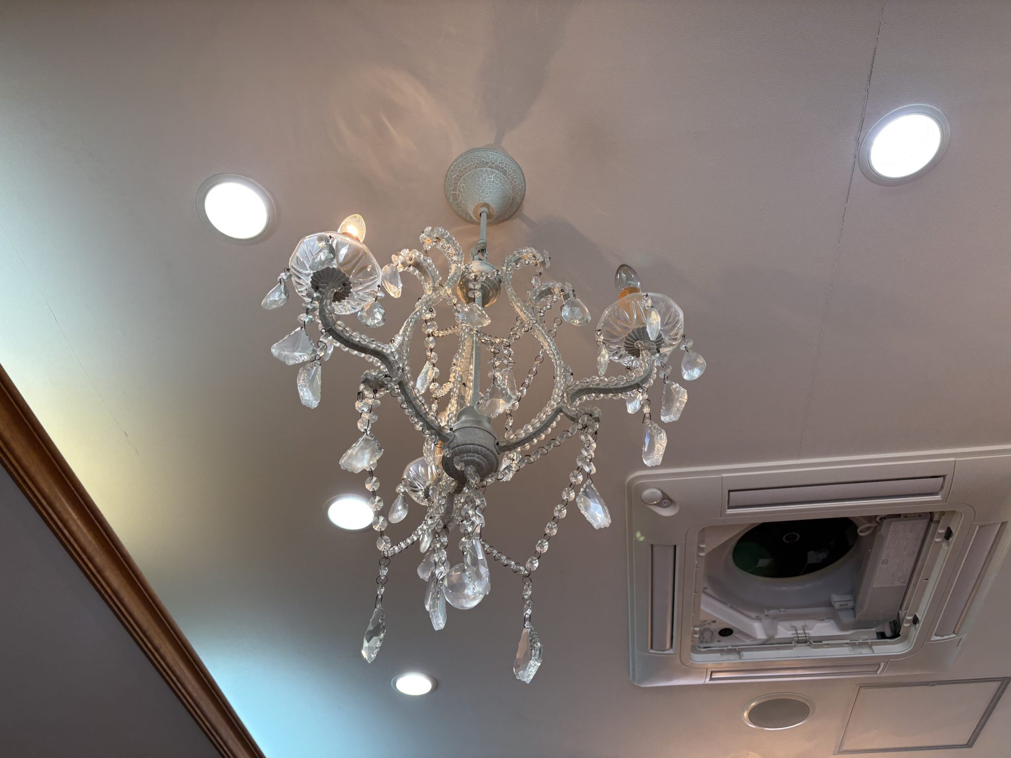 浜松市中央区の美容室のシャンデリア清掃 - 浜松市のハウスクリーニングならマイルドサービス｜浜松本社・横浜営業所