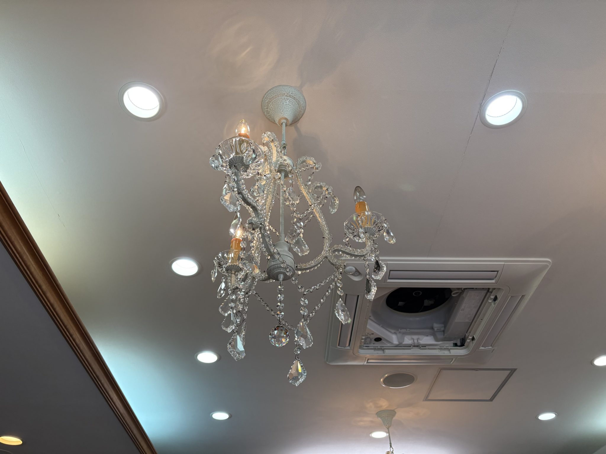 浜松市中央区の美容室のシャンデリア清掃 - 浜松市のハウスクリーニングならマイルドサービス｜浜松本社・横浜営業所