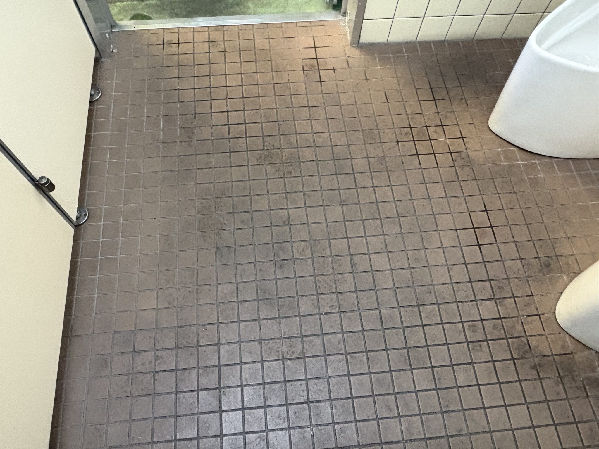 浜松市中央区の工場のトイレ床タイル洗浄 - 浜松市のハウスクリーニングならマイルドサービス｜浜松本社・横浜営業所